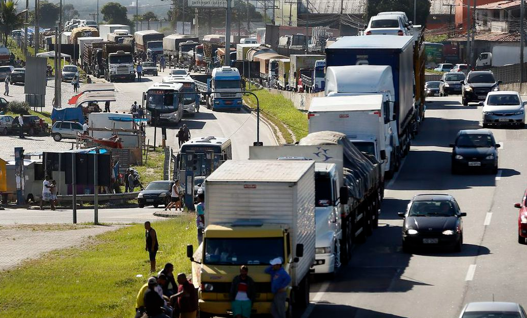 Motoristas e taxistas recebem parcela auxílio de R$ 1 mil – Diário do ...