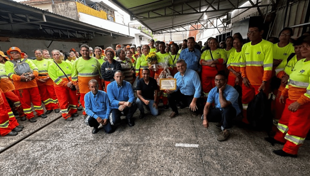 VEJA VÍDEO – Varredora de rua recebe homenagem por ato de honestidade ...