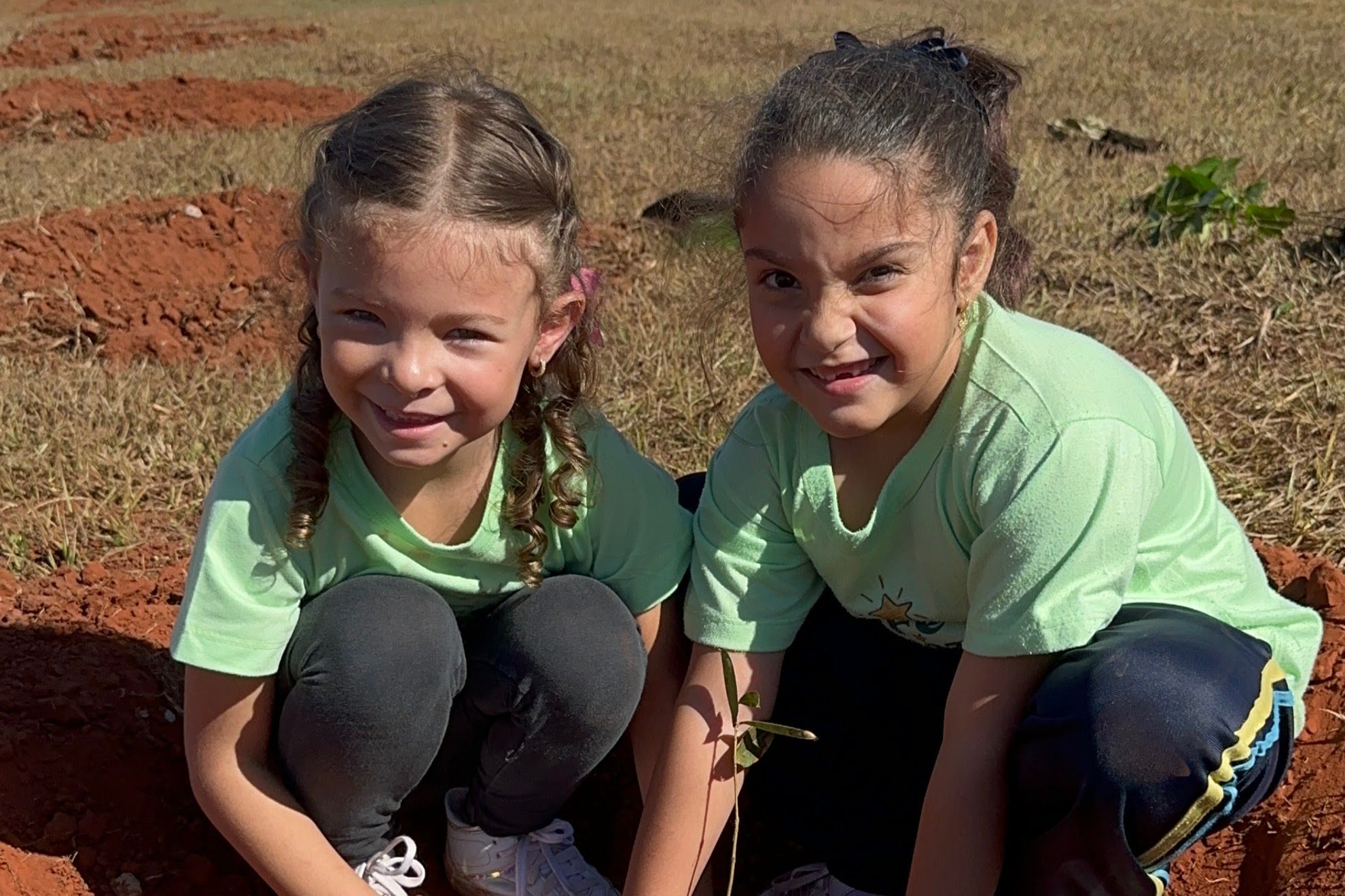 VEJA VÍDEO - Crianças aprendem sobre reciclagem e plantam árvores em ...