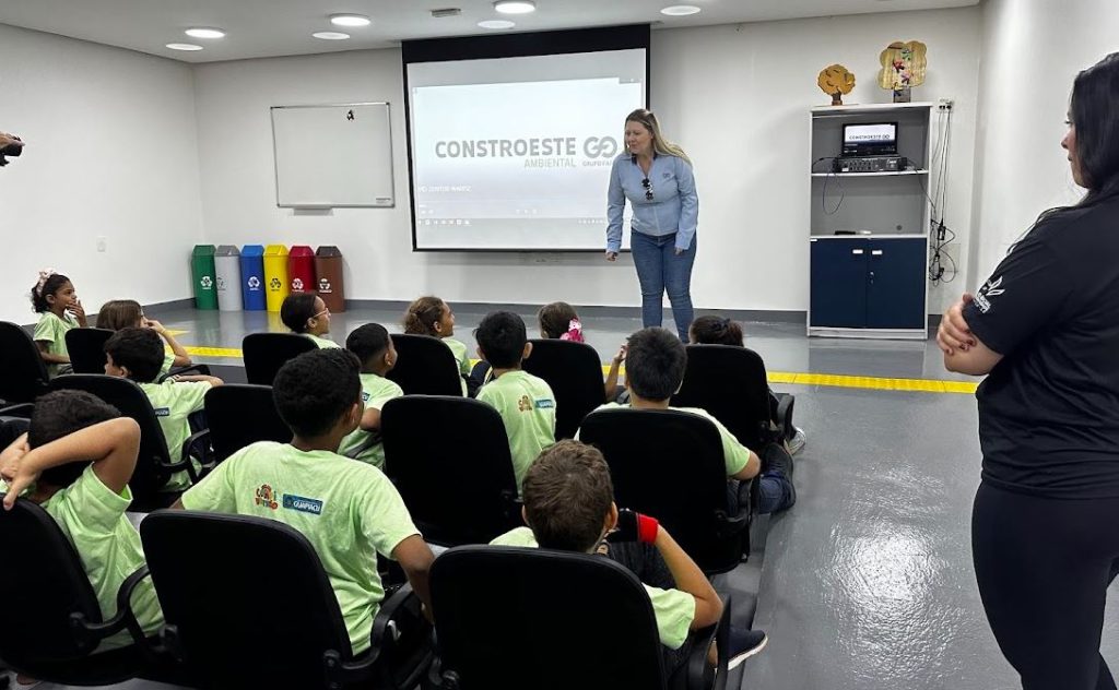 VEJA VÍDEO – Crianças aprendem sobre reciclagem e plantam árvores em ...